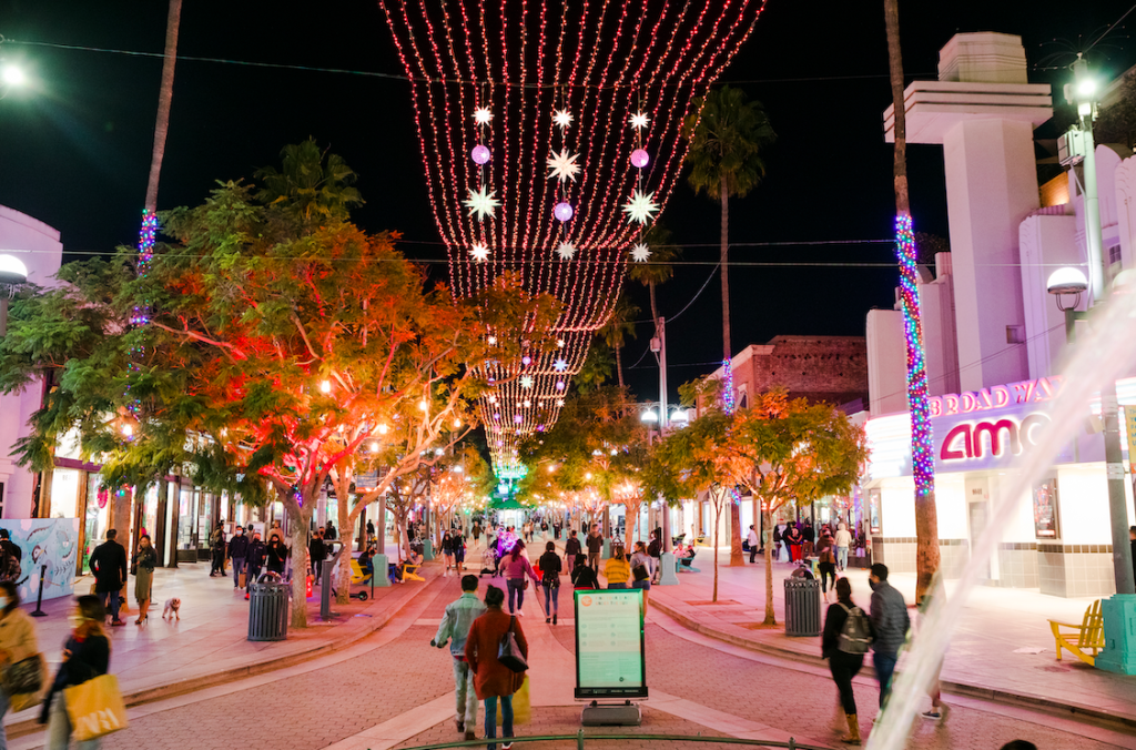Downtown Santa Monica Lights Up For The Holidays | LATF USA NEWS