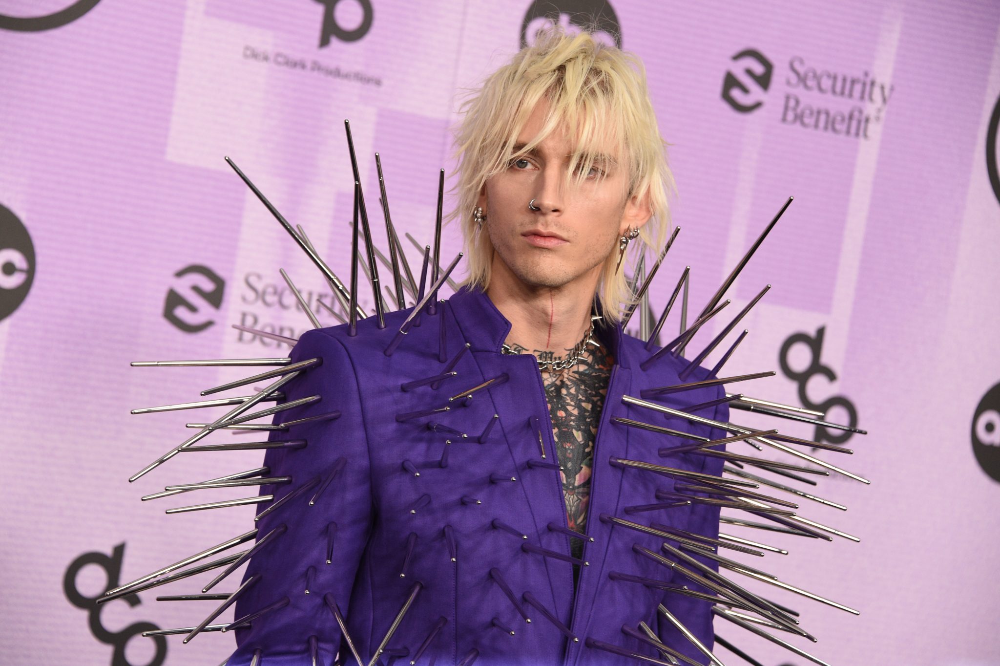 Machine Gun Kelly Gets Spiky At American Music Awards | LATF USA NEWS